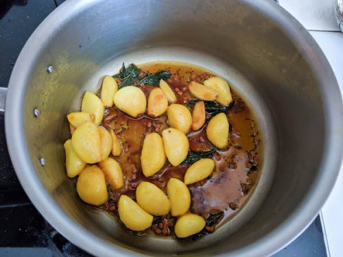 Poondu Kuzhambu | South Indian Style Garlic Stew / Gravy