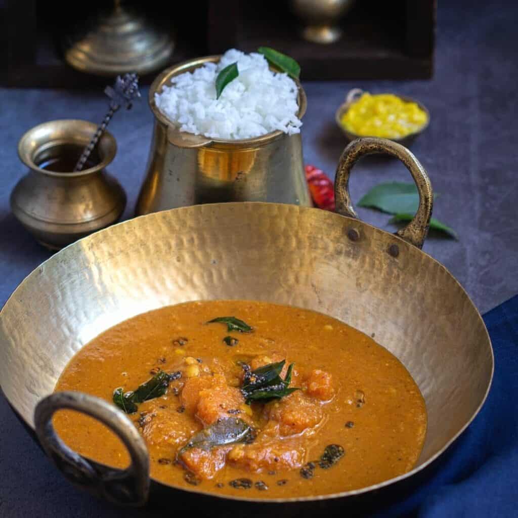 Arachuvitta Sambar Recipe | Yellow Pumpkin Arachuvitta Sambar ...